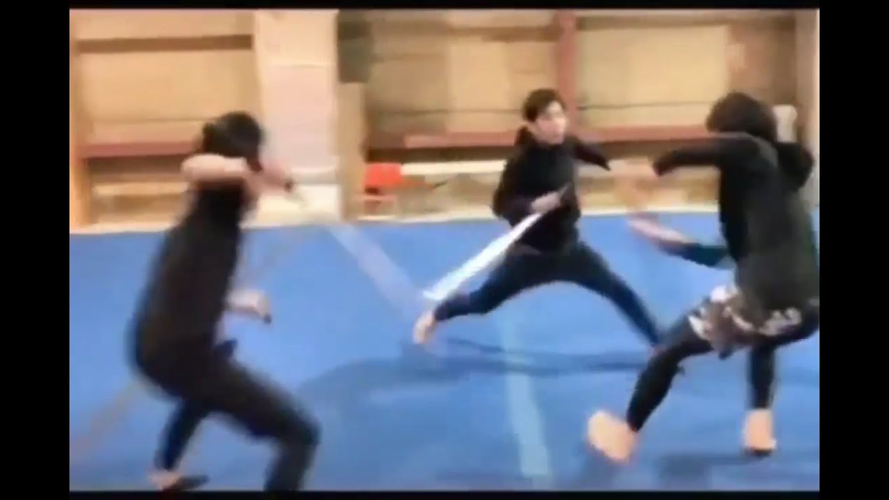 Amazing sword fight 1 vs 2 - YouTube