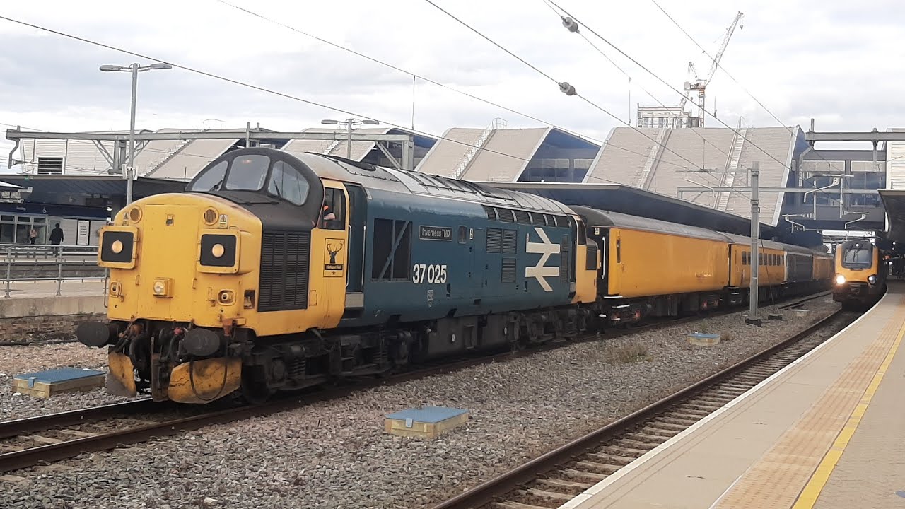 BR 37025 departs from Reading with a Network Rail Test Train & DBSO ...