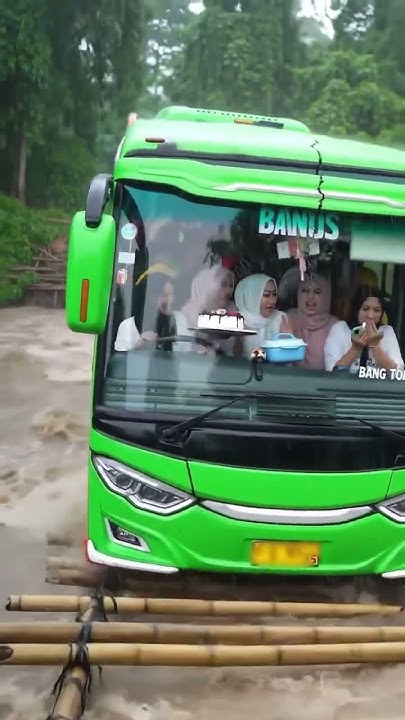 Bus Cewek Cantik Menantang Maut di Jembatan Bambu! - YouTube