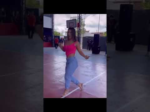 Larissa Tomasia Ex BBB22 Dançando Socadona em quadra de Escola