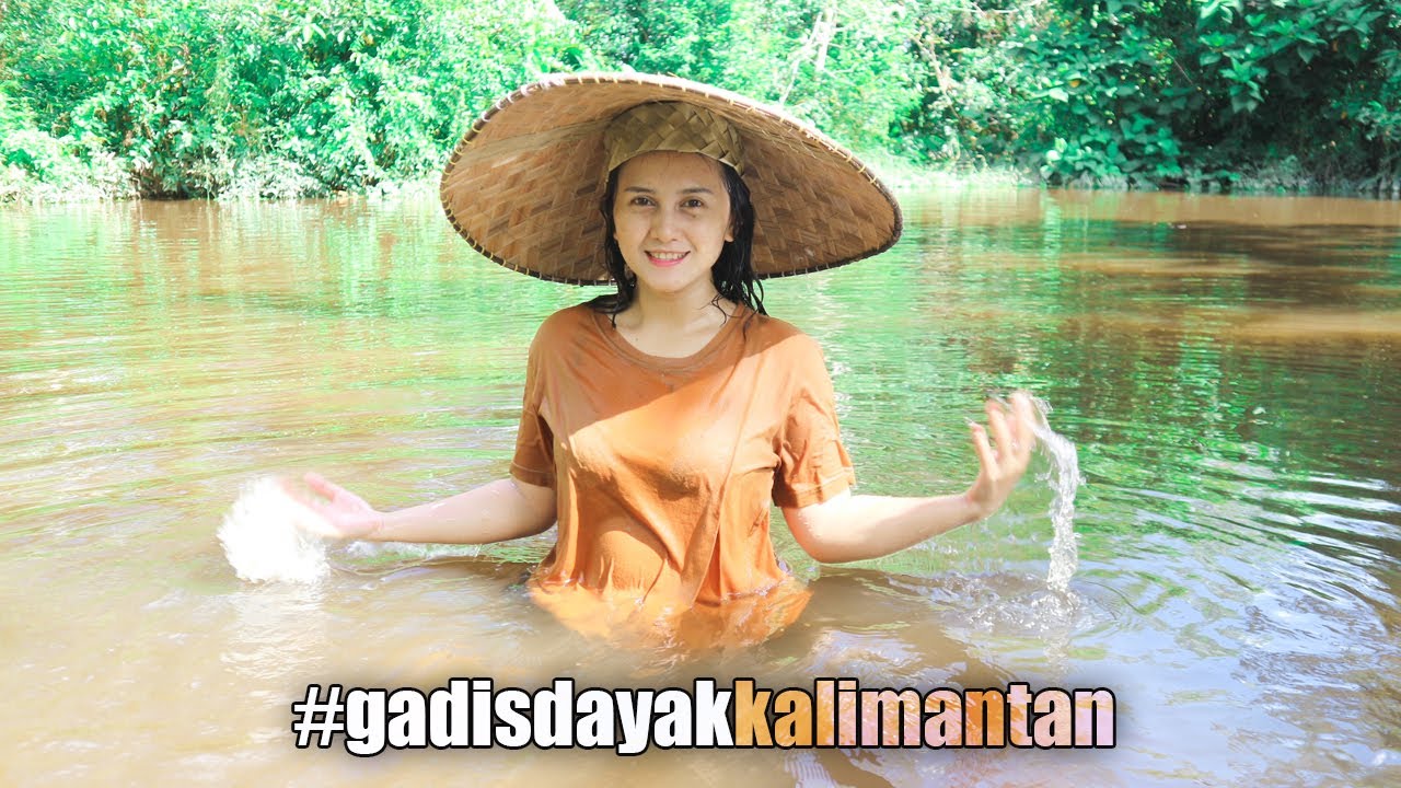 Nekat Gadis Dayak Mandi Di Sungai Seperti Ini Sendirian Youtube