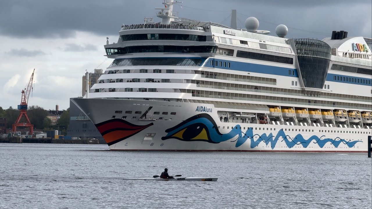 Spektakuläres Auslaufen der AIDA Luna am 18. April 2024 in Kiel mit ...