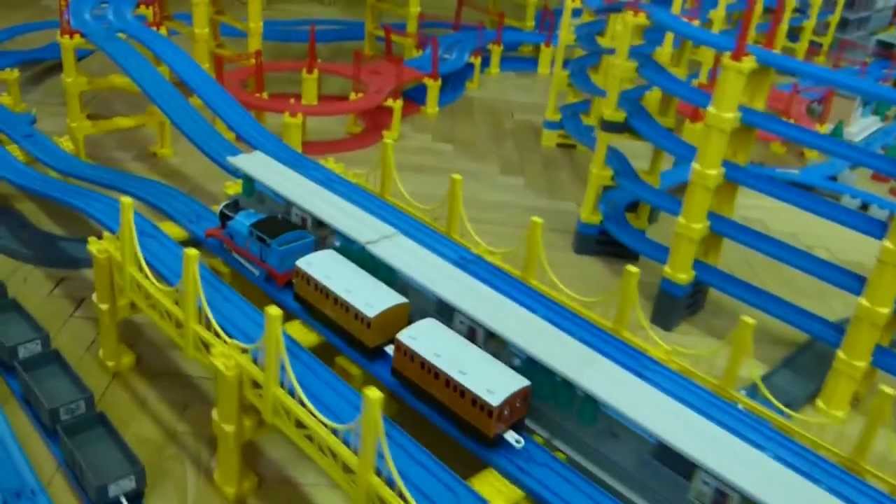 プラレール Tomy Thomas - Czech exhibition 2013: loop 3 with Thomas and ...