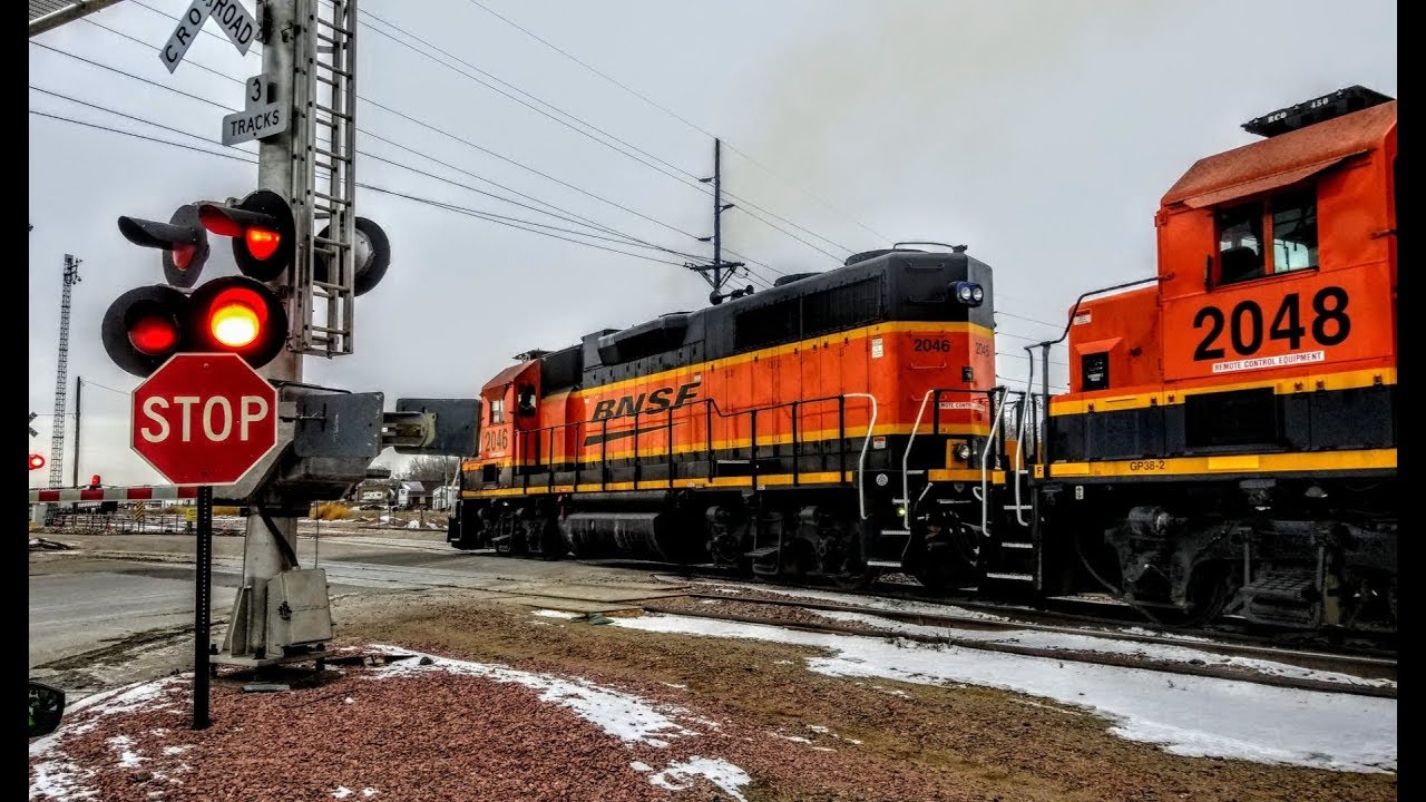 BNSF GP40-2's Haul Freight Train Thru Grade Crossing - YouTube