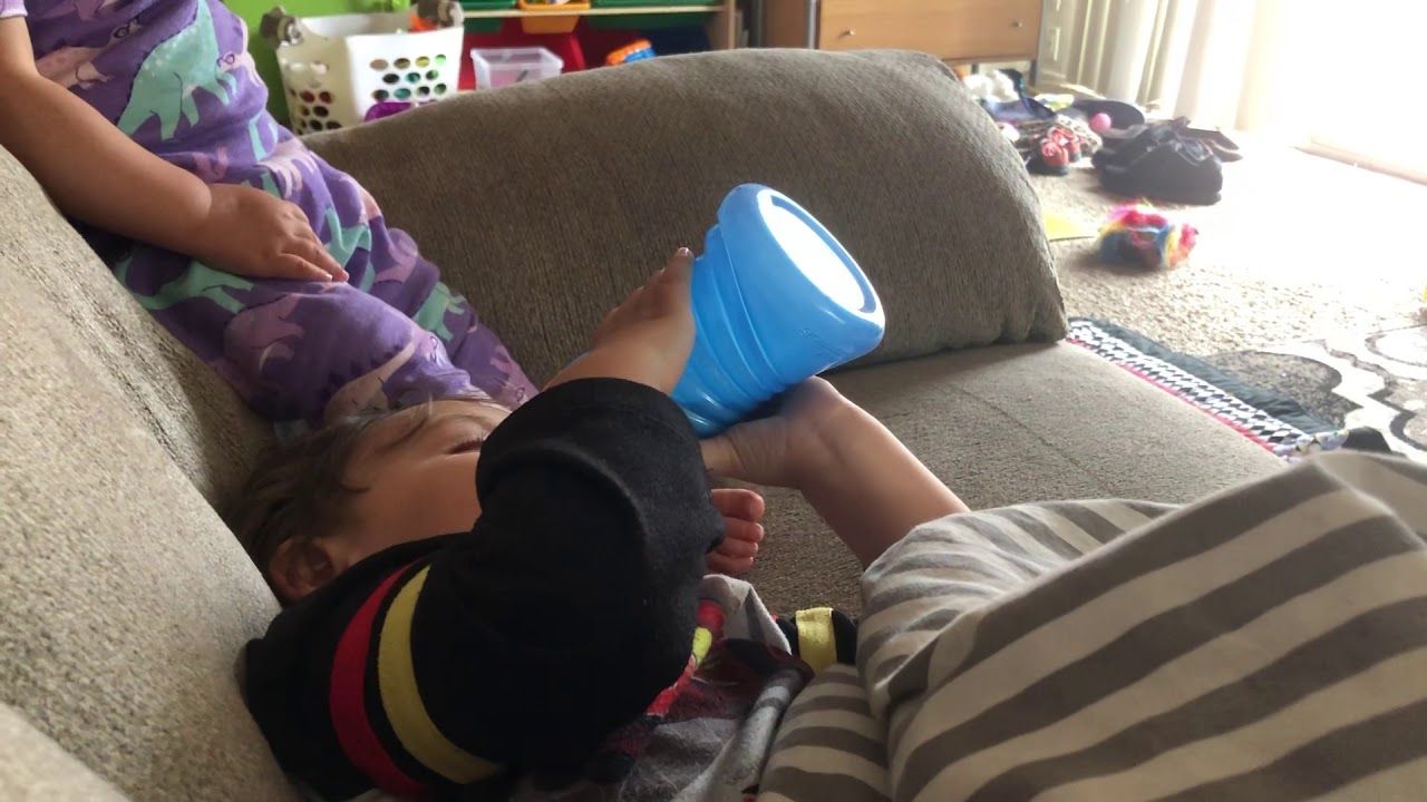 Feet tickle giggles - YouTube