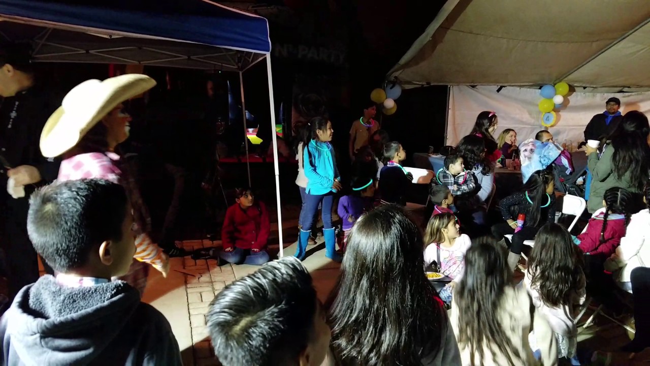 En una fiesta - YouTube