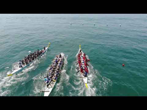 Moda Koyunda Deniz Sporları. Çocukların Heyecanlı Dragon Teknesi Yarışı ve Acemi Finish.