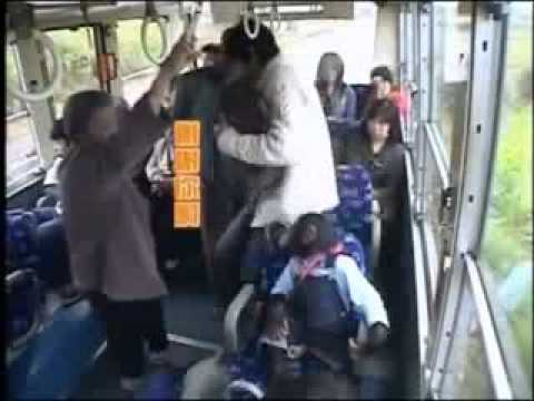 yaşlı insana  ver veren maymun bundan  ders alın