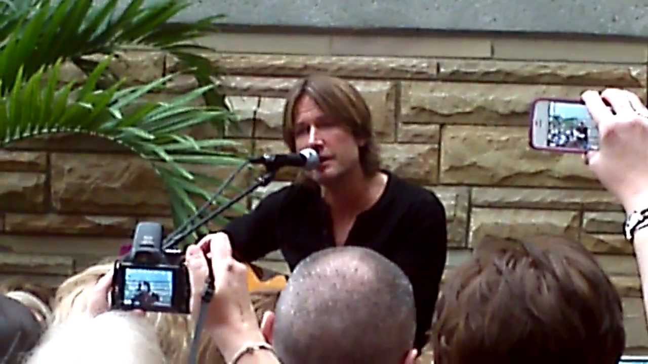 Keith Urban sings "For You" to his fans! - YouTube
