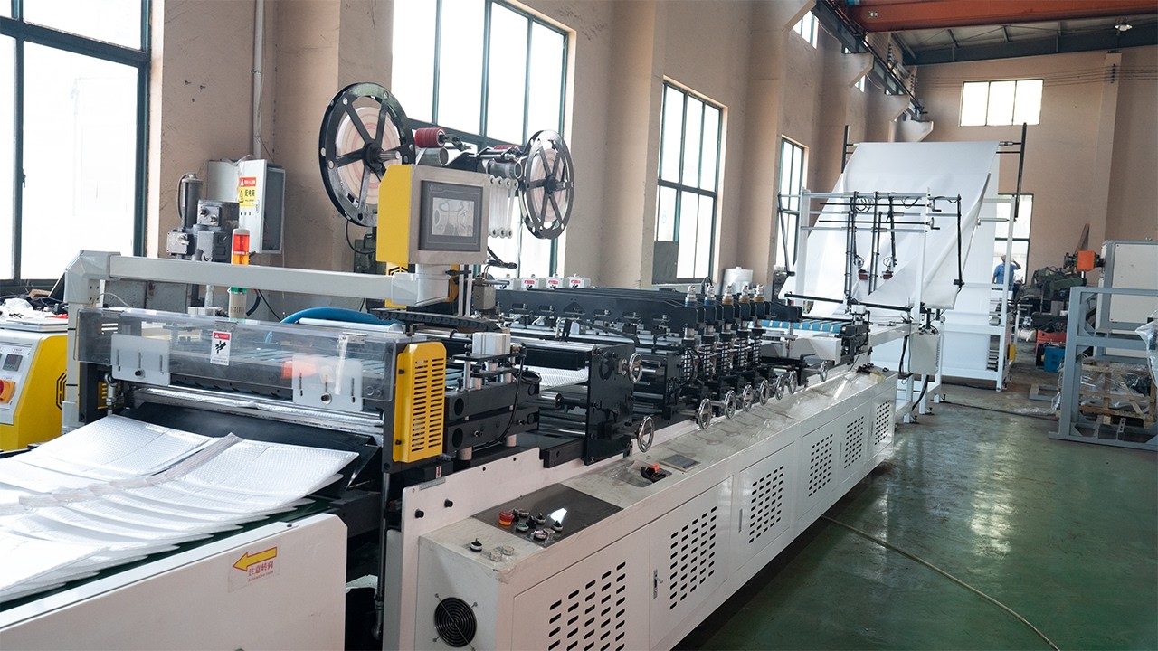 Bagmax Bubble Mailer Making Machine | Pansatec - YouTube