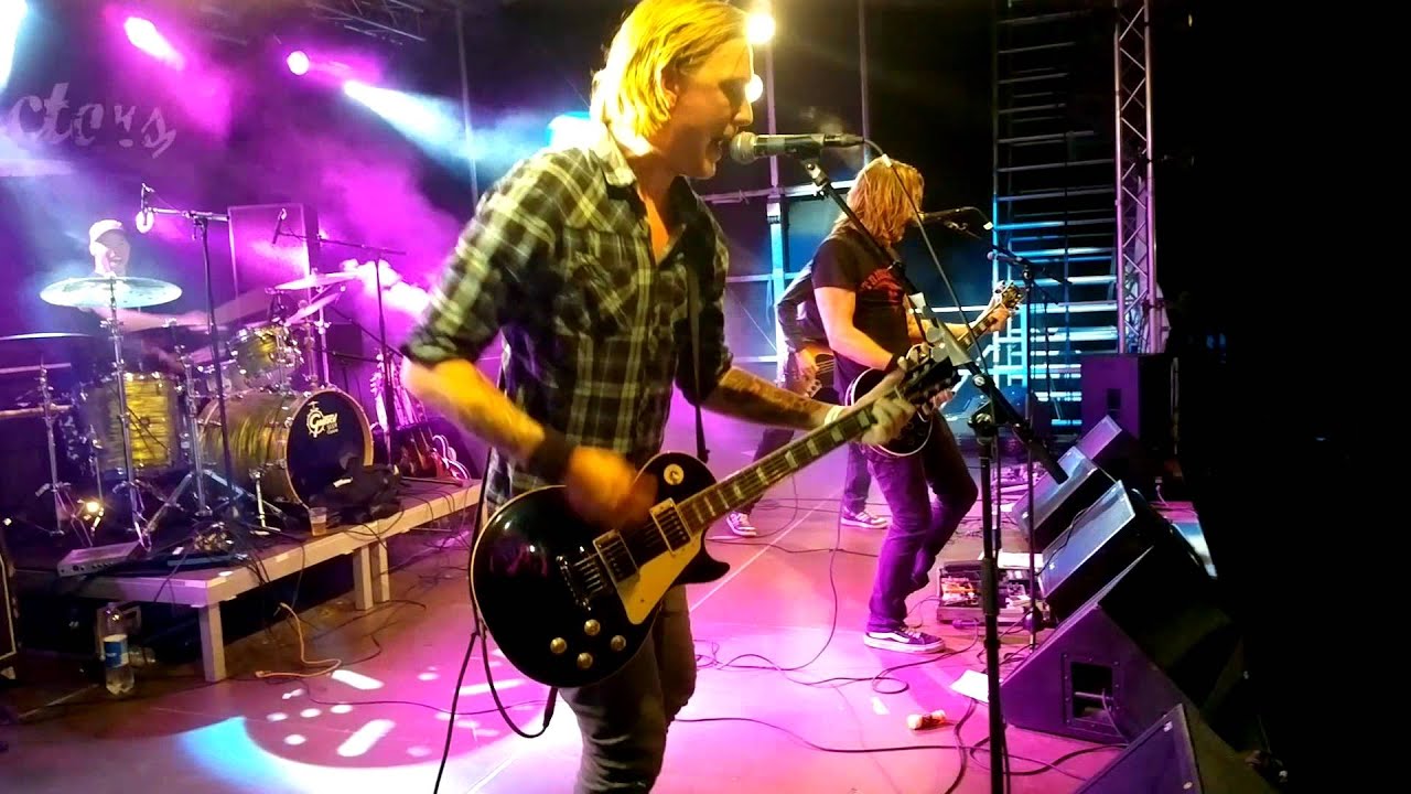 Foo Fighters - Stacked Actors - 'Walk' - YouTube