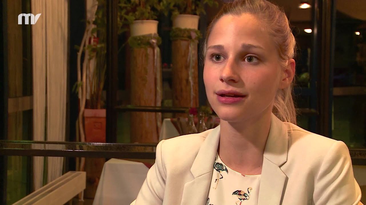 Giulia Enders - Darm mit Charme - in Melle - YouTube