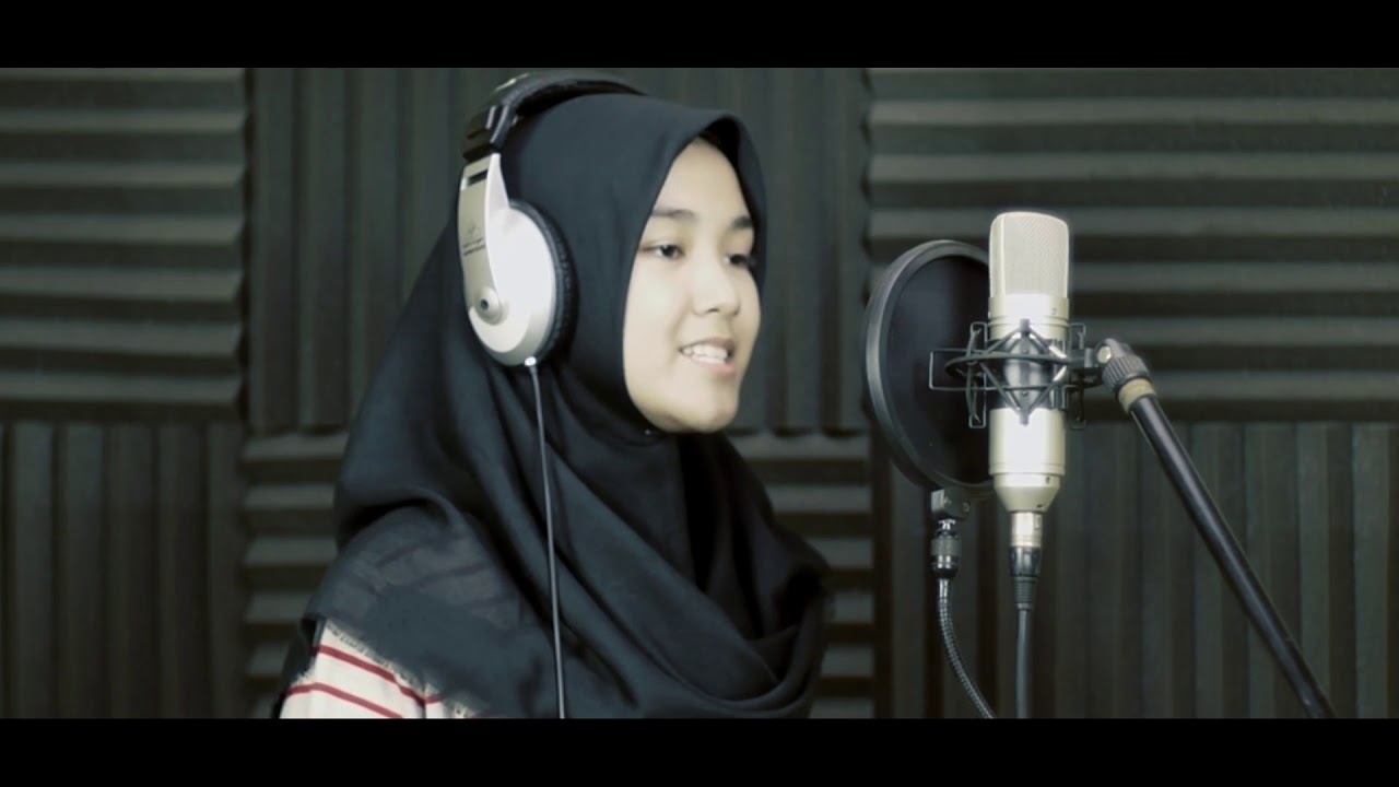 AIDA R. PUTRI COVER CINTA DAN RAHASIA - YouTube