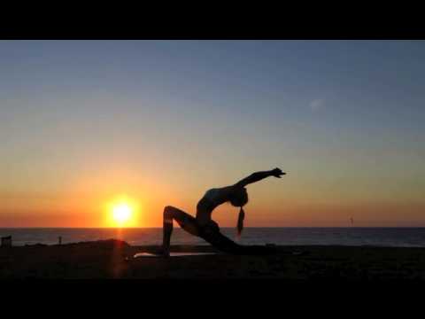 amandabisk - SUNSET YOGA FLOW (INTERMEDIATE) - YouTube