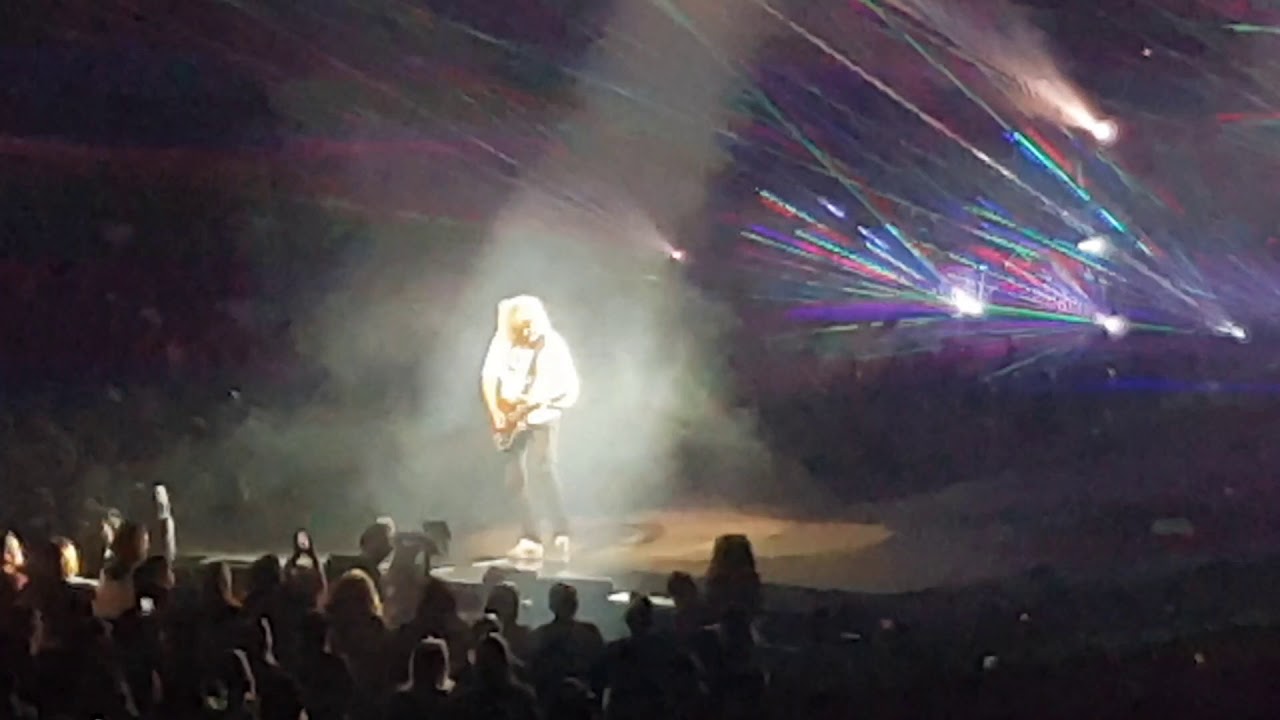Brian May (Queen) Guitar Solo Rhapsody Tour Vancouver BC 2019 - YouTube