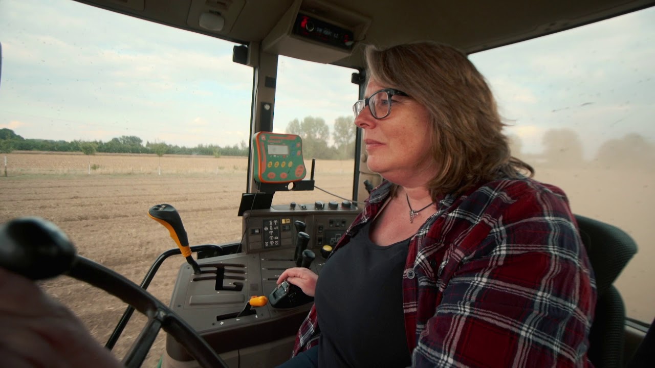 Zu Besuch bei Landwirtin Cornelia Langreck - YouTube