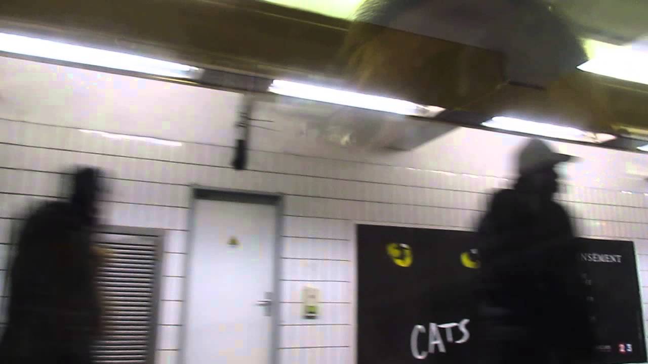 Station Strasbourg St Denis ligne 9 du métro à Paris - YouTube