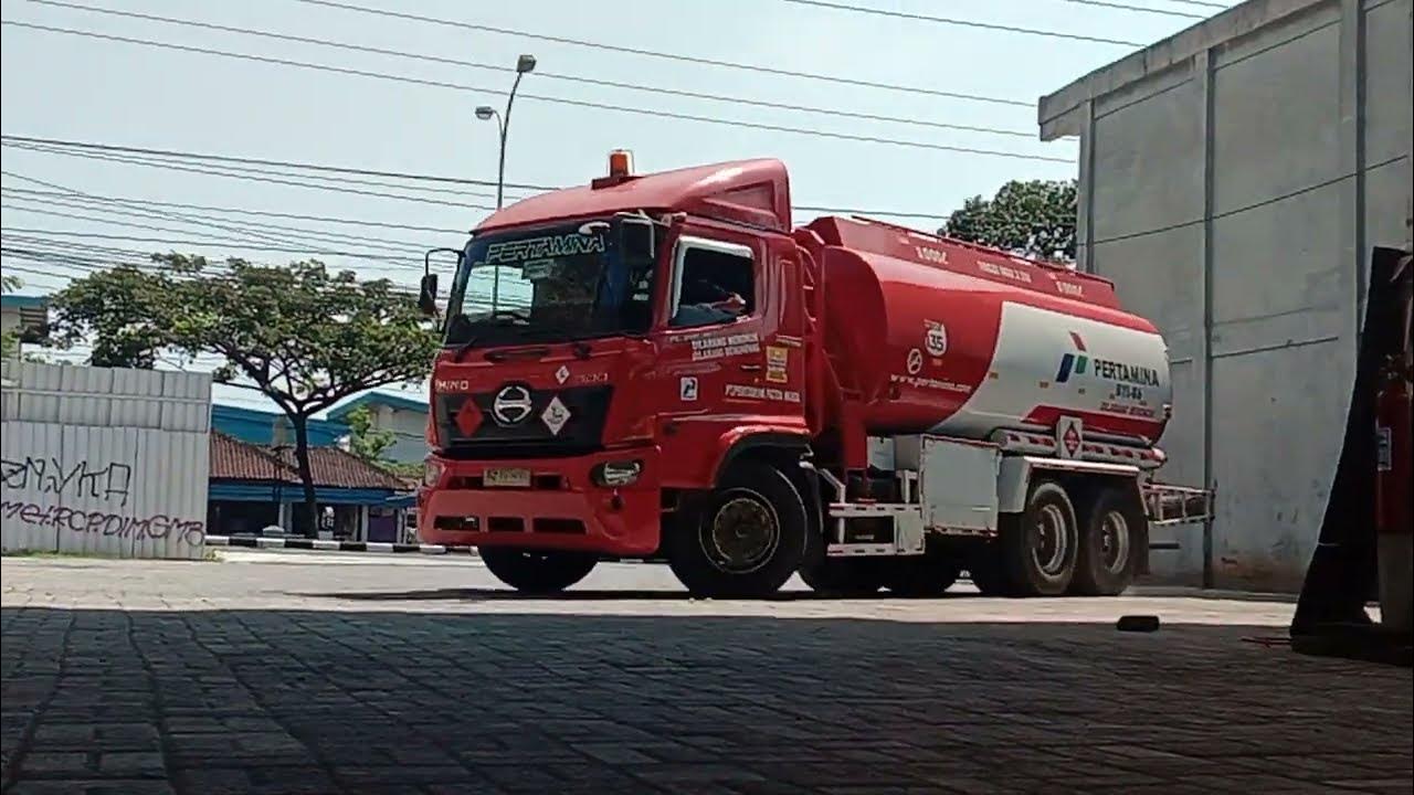 Truk tangki pertamina 16KL manufer - YouTube