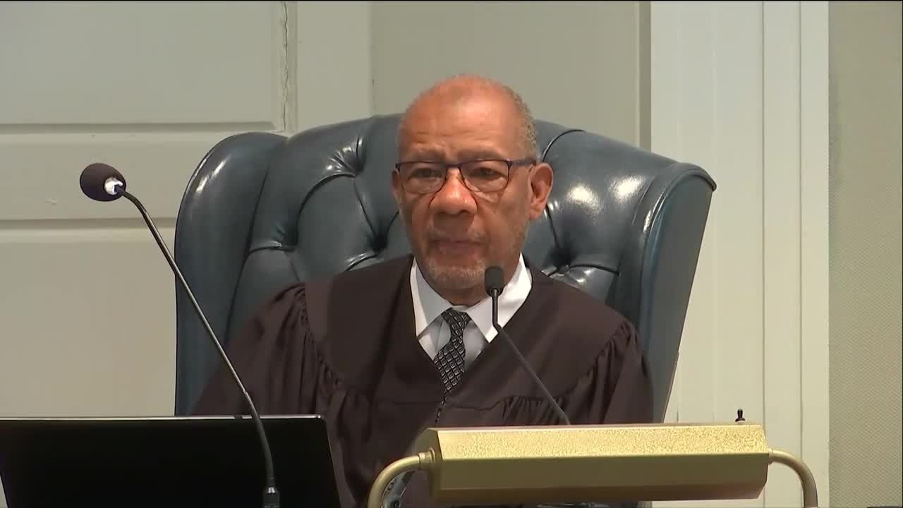 Judge in Alex Murdaugh trial dismisses juror - YouTube