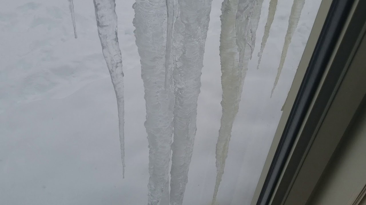 Massive icecicle in Michigan - YouTube