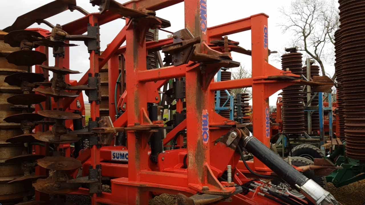 SUMO 4.5 METRE TRAILED TRIO 9 LEG WITH HATZENBICHLER SEEDER, 2008 - YouTube