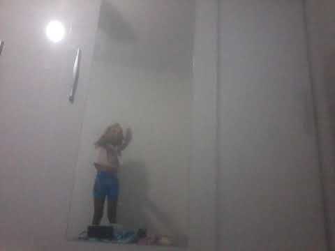 Eu dançando música pop.