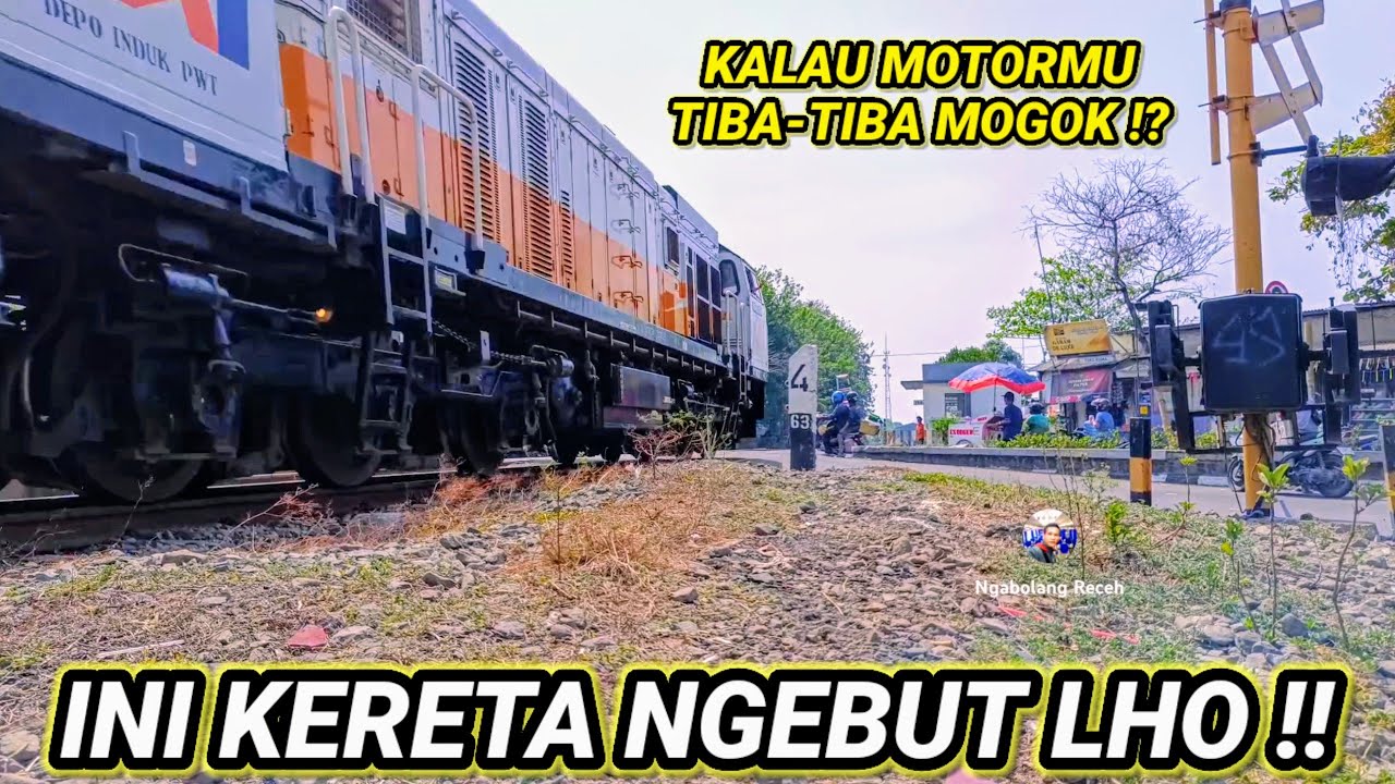 SABARLAH SEDIKIT! Double-double Kereta Api Ngebut | Perlintasan Kereta ...
