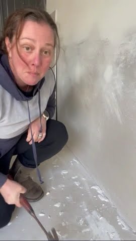 How to easily remove dried plaster off your floor - YouTube