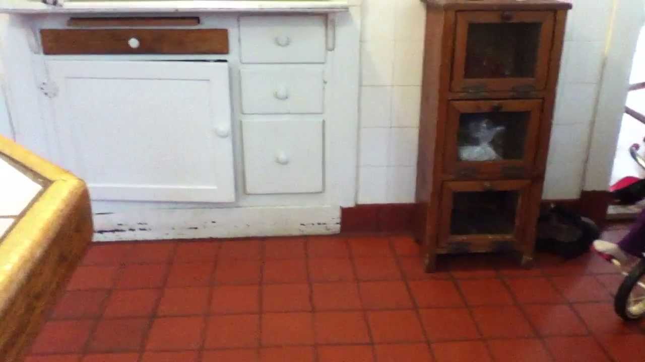 Thrift shop: Smells like R Kelly's sheets! - YouTube