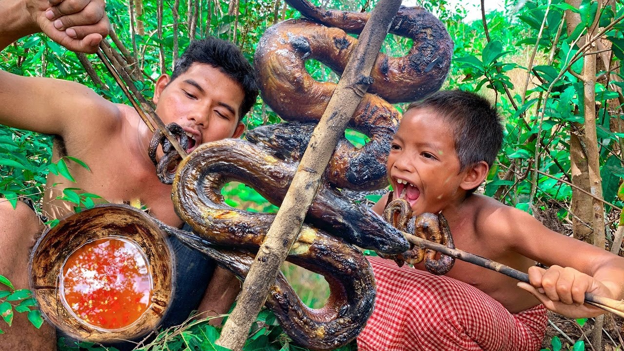 Primitive Survival Cooking - Grilled Big Eel - Finding Eel in The ...