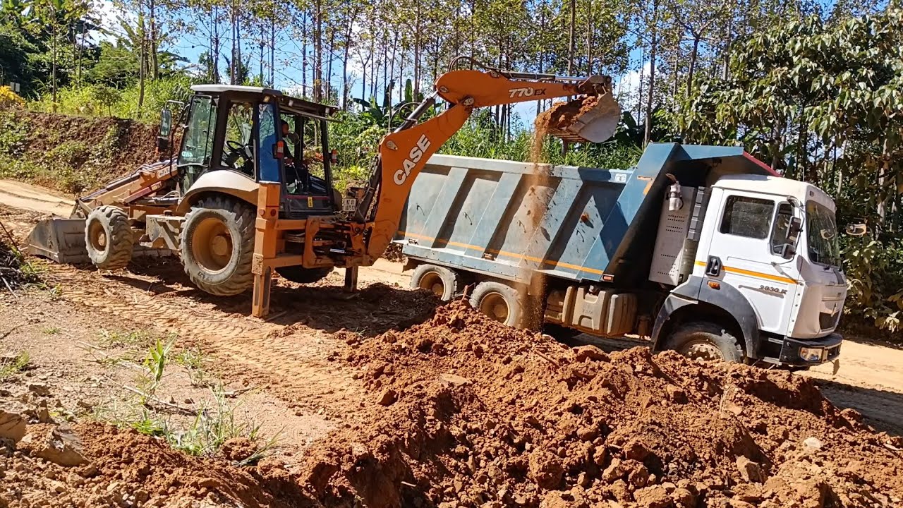 Backhoe Loader Mitti Loading in 2830 Tata Tipper | Powerful JCB Loading ...