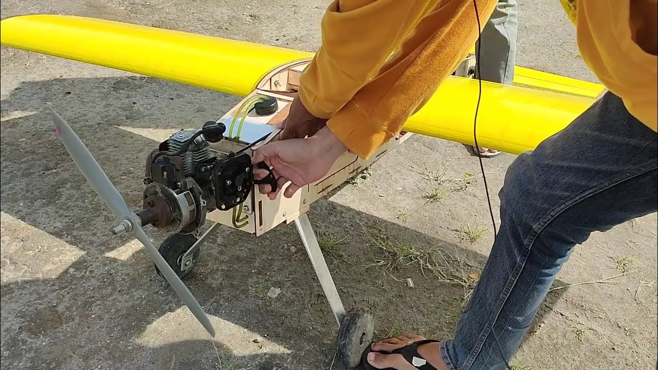MAIDEN FLIGHT RC TRAINER ENGINE TU 26 WS 186 CM - YouTube