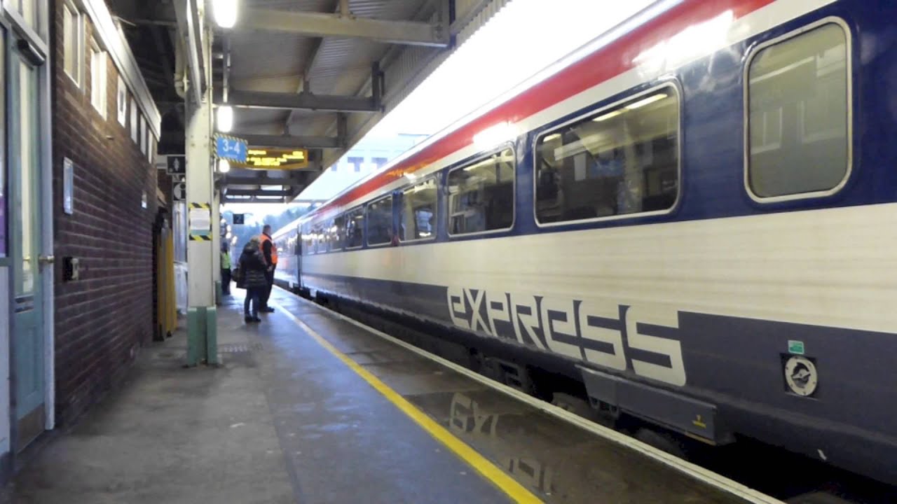 GatEx Class 442 401 makes a unscheduled stop at Haywards Heath. - YouTube