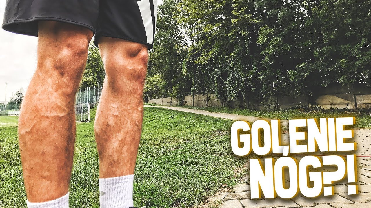 Dlaczego piłkarze GOLĄ nogi? - YouTube