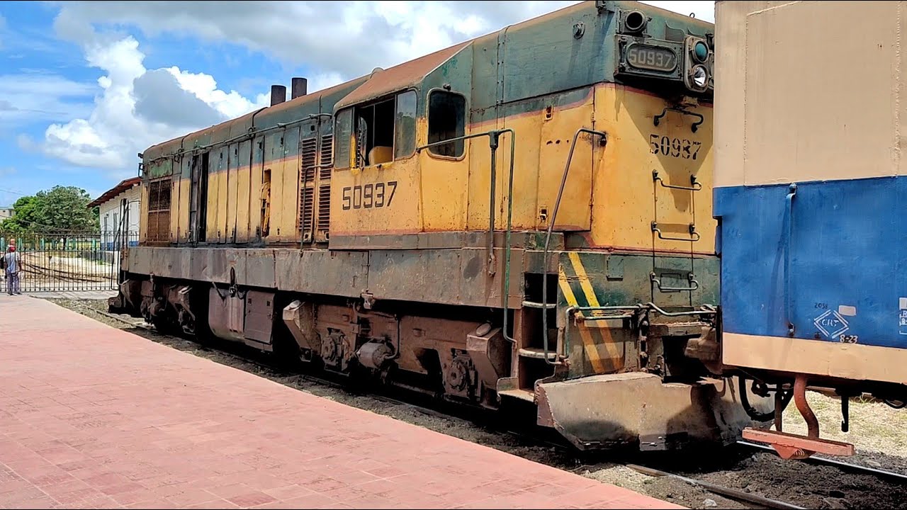 Seven-hour journey behind an 1954 EMD G8 locomotive. From Guantanamo to ...