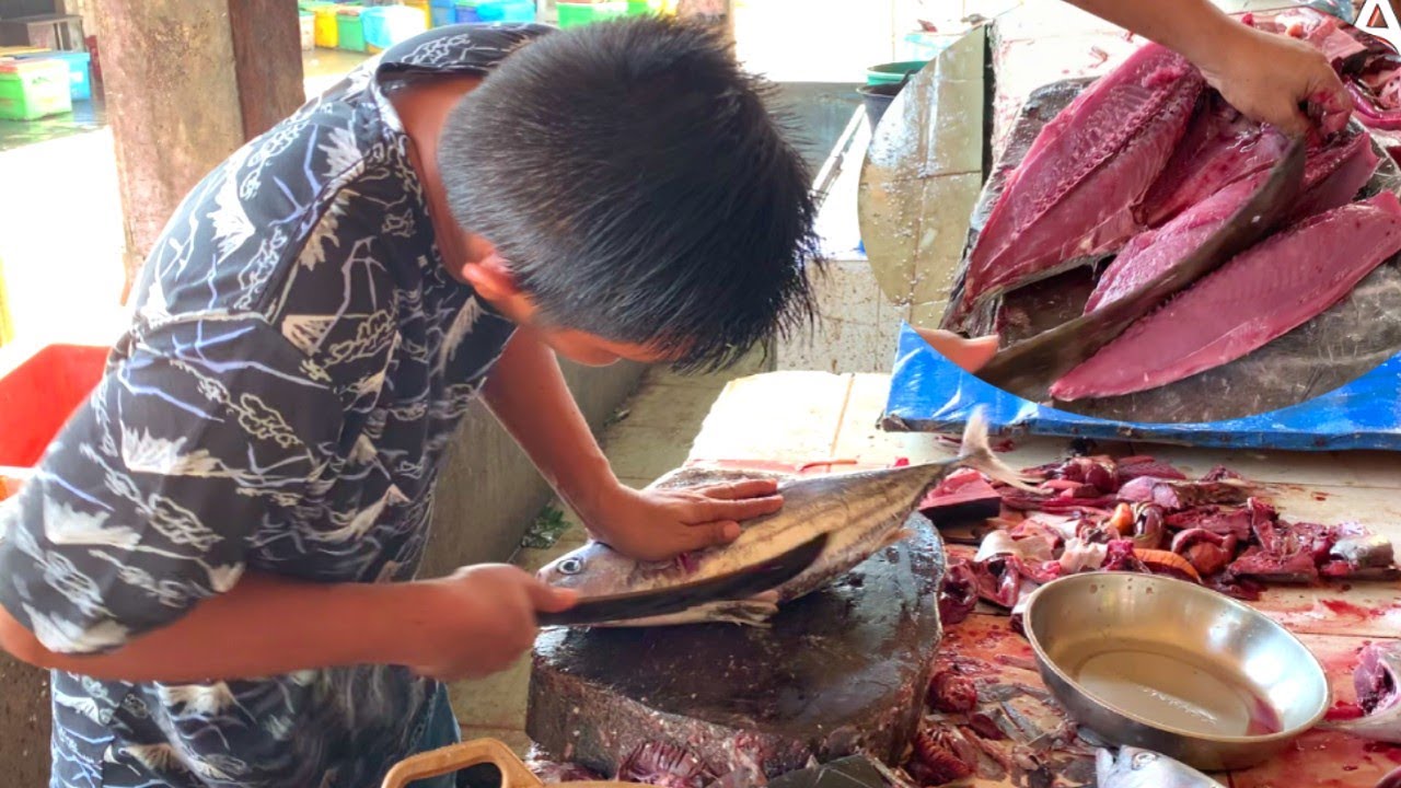 Speed Skills Machete Cutting Fresh Skipjack Fish | Super Fresh Fish ...