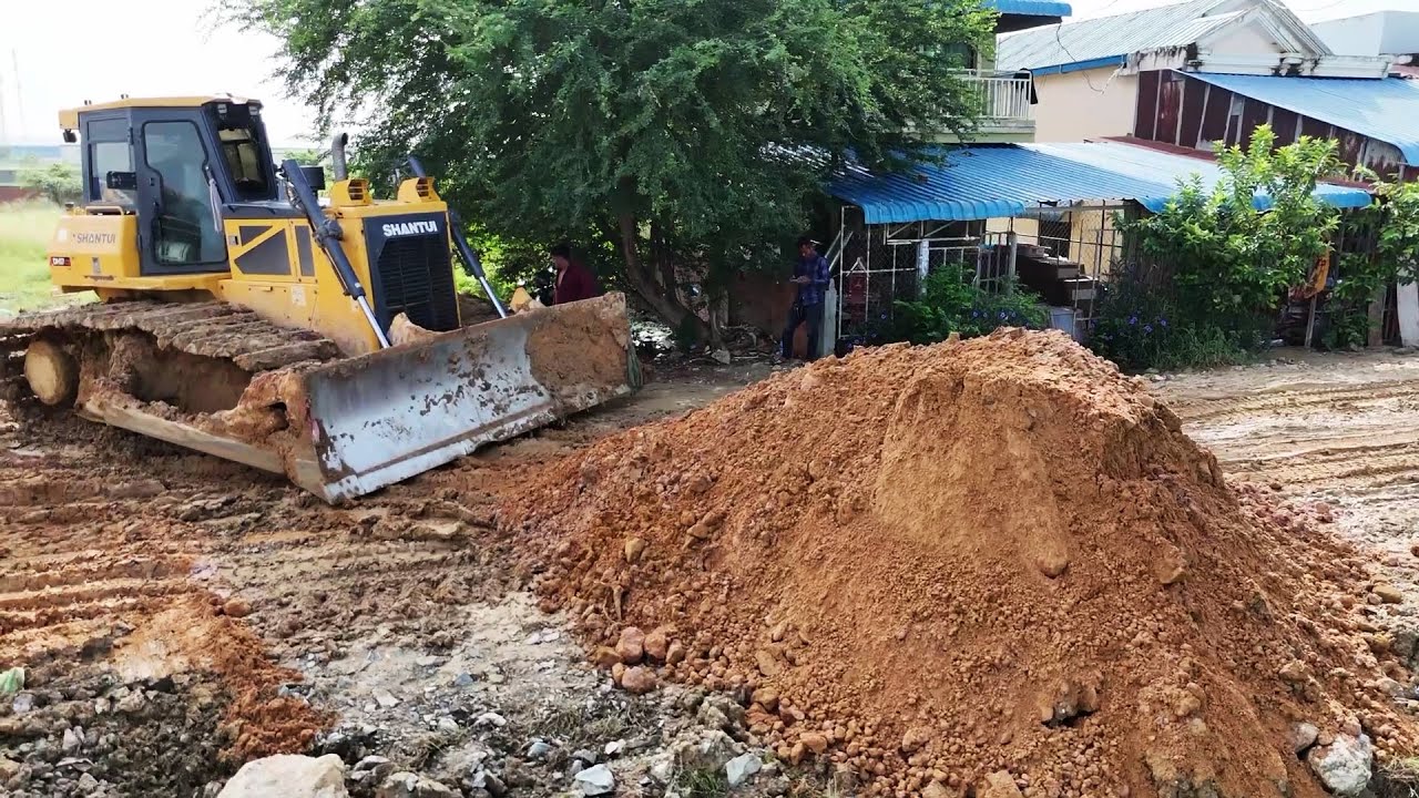 excellent skill showing up Powerful dozer shantui dh17c2 pouring red ...