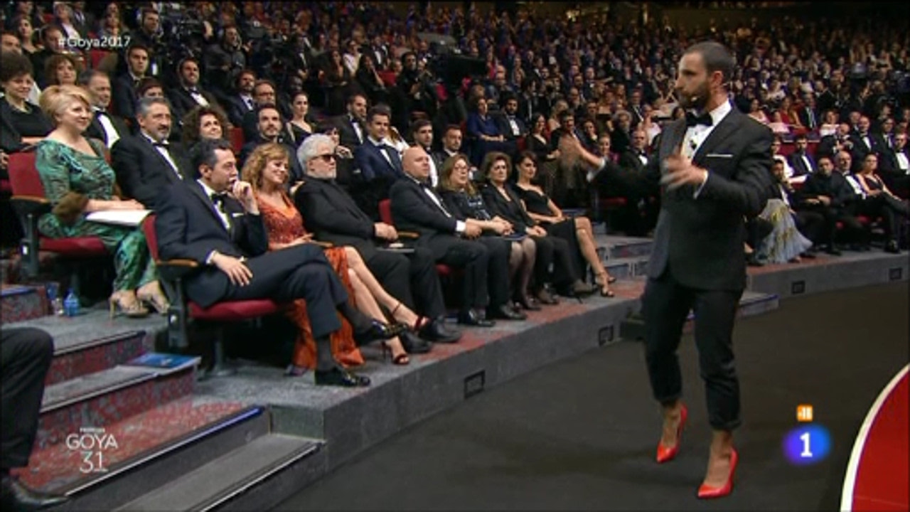 Los tacones rojos de #DaniRovira | #Goya2017 - YouTube
