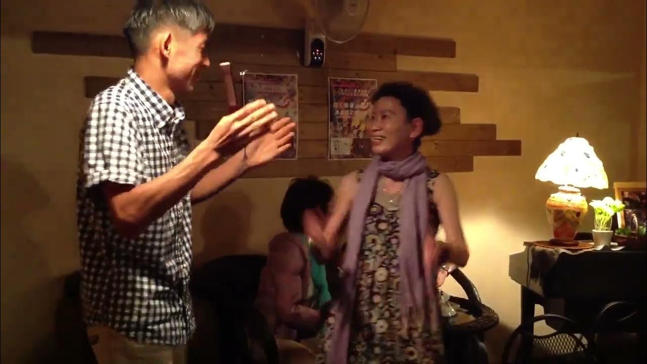 町外れの小さなライブハウスで活動しているオジサンとオバサンバンドです。美魔女とちょい悪オヤジの音楽会です。 Youtube