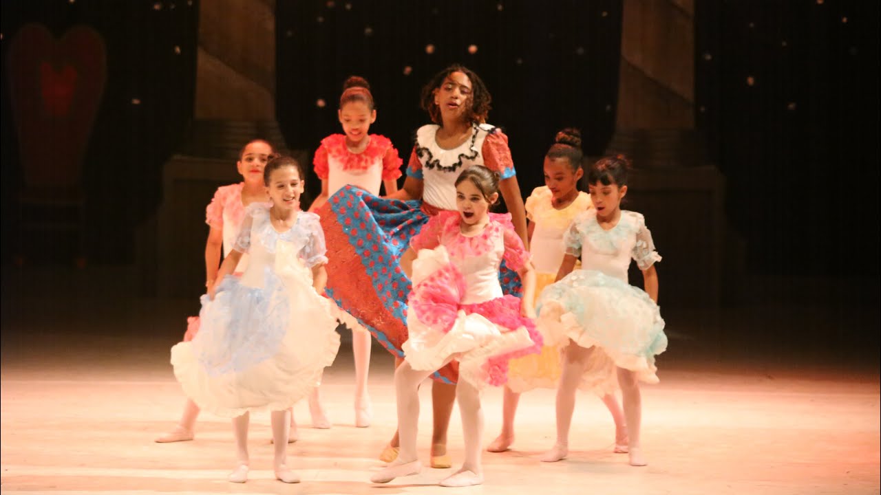 Espetáculo Clássicos Encantados: Encanto (Família Madrigal) - YouTube