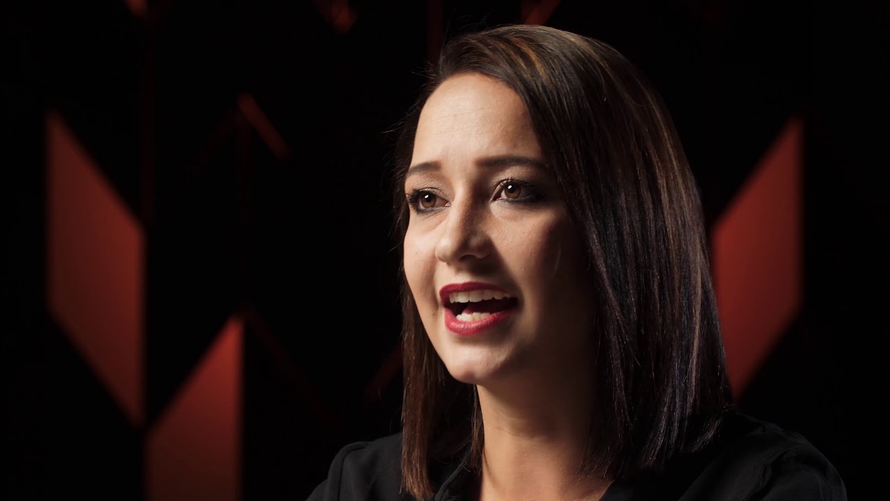 Rene Roux Adjunk Uitvoerende Hoof gesêls oor Helpende Hand se # ...