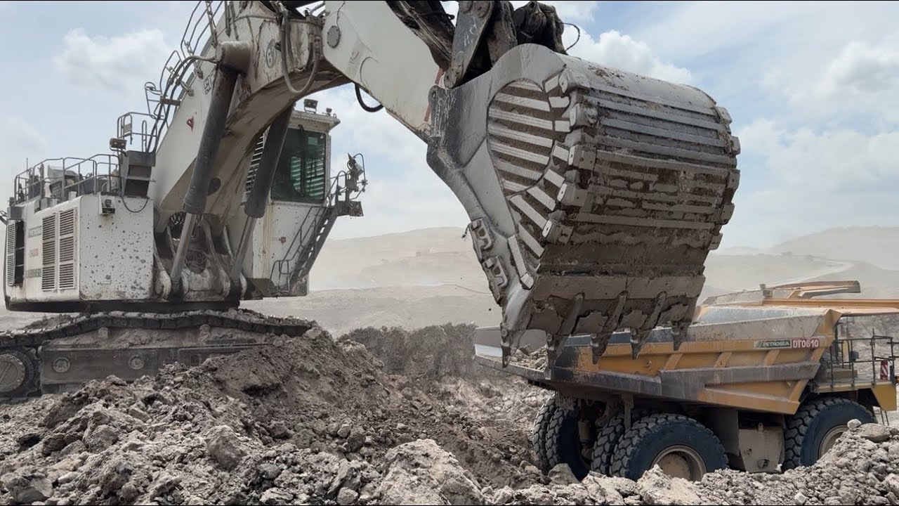 Big bucket Liebherr R9350 Loading caterpillar Truck - YouTube