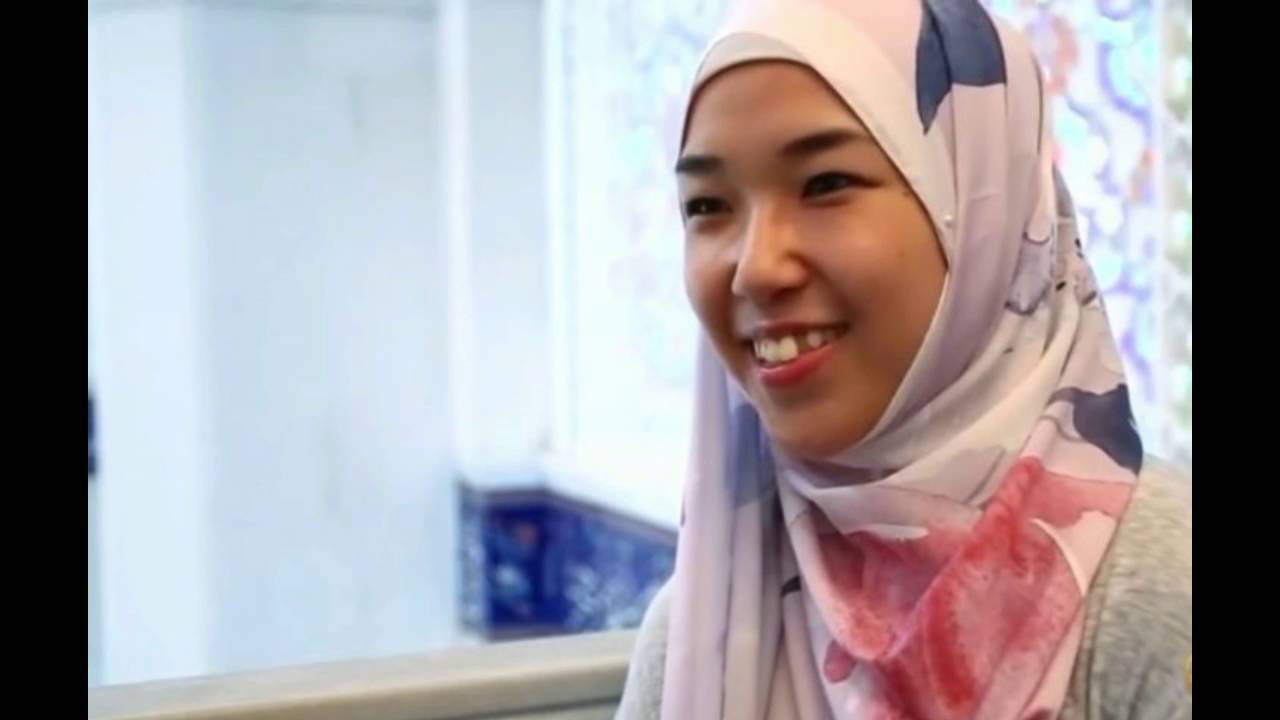 Japanese Girl Converts To Islam Because of Muslims Manners - YouTube