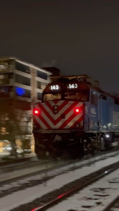 Metra 143 pushes the inbound past Oak Park - YouTube