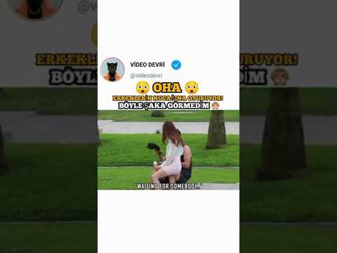 Oha Erkeklerin kucağına oturuyor  BÖYLE ŞAKA GÖRMEDİM