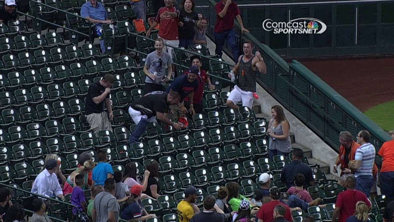 Houston Astros fan gets tangled up going for a foul ball - YouTube