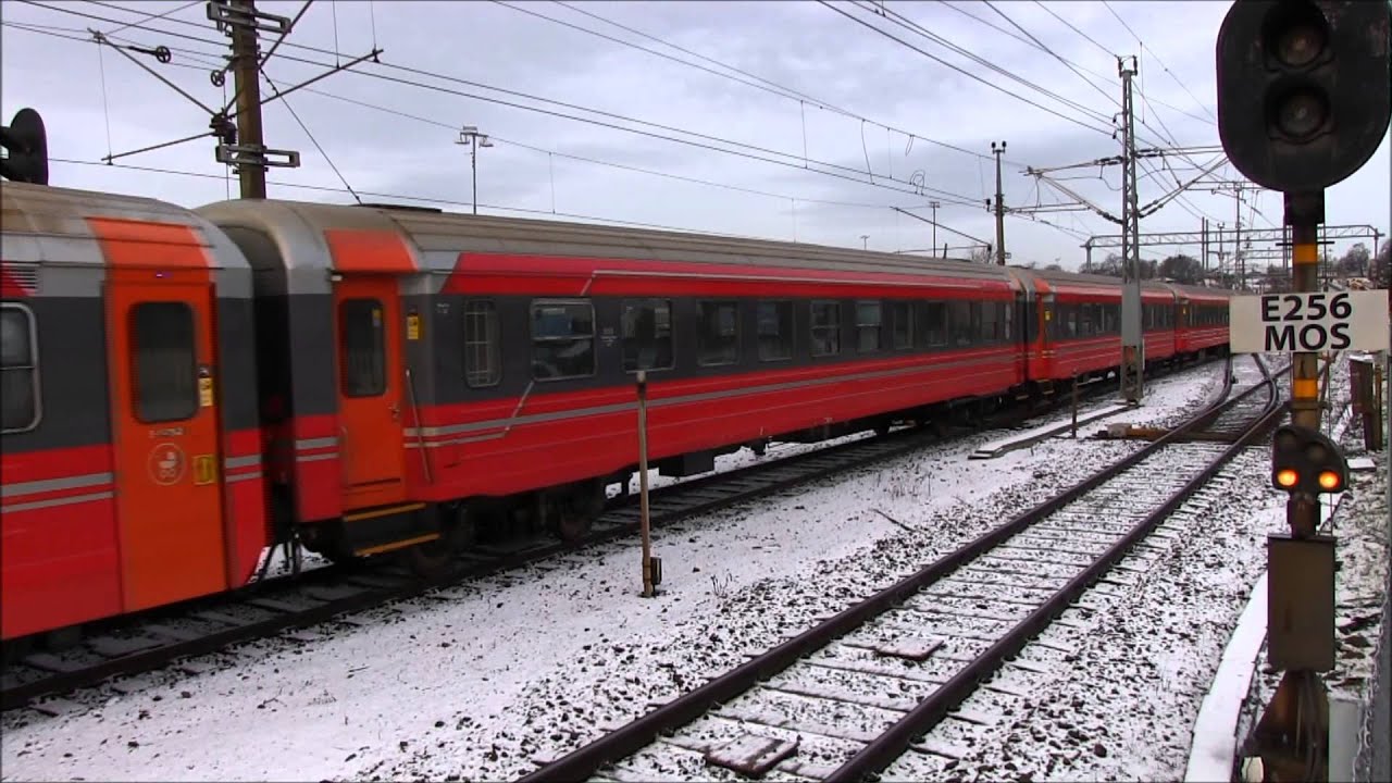 NSB EL 18 2242 i Moss med langt tog - YouTube