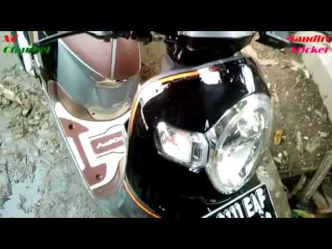 Honda Scoopy adds glossy wrap with a translucent sticker