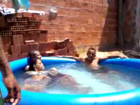 pelada na piscina