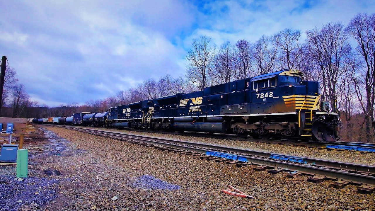 5 Pulling - 2 Pushing on an NS Manifest Train @CarneysCrossing racing ...